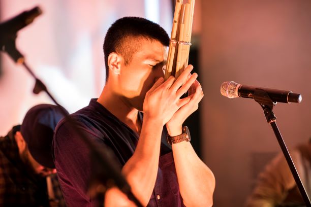 Low-res Henry Liang playing the Sho Chinese mouth organ Pic by Ken ...